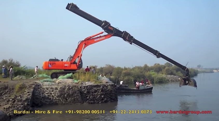 Bagger mit Teleskopausleger. Funktion prüfen.
