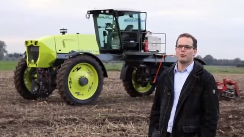 Multi Tool Trac Elektrische Traktor ist auf dem Feld getestet.