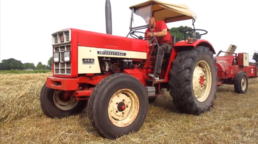 IHC-INTERNATIONAL 453 im einsatz mit INTERNATIONAL B 47 Ballenpresse