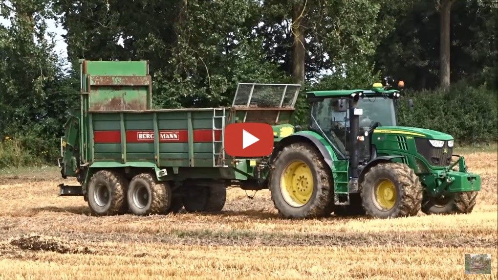 John Deere 6210R mit Bergmann Miststreuer , der von einem Merlo P33.7 ...