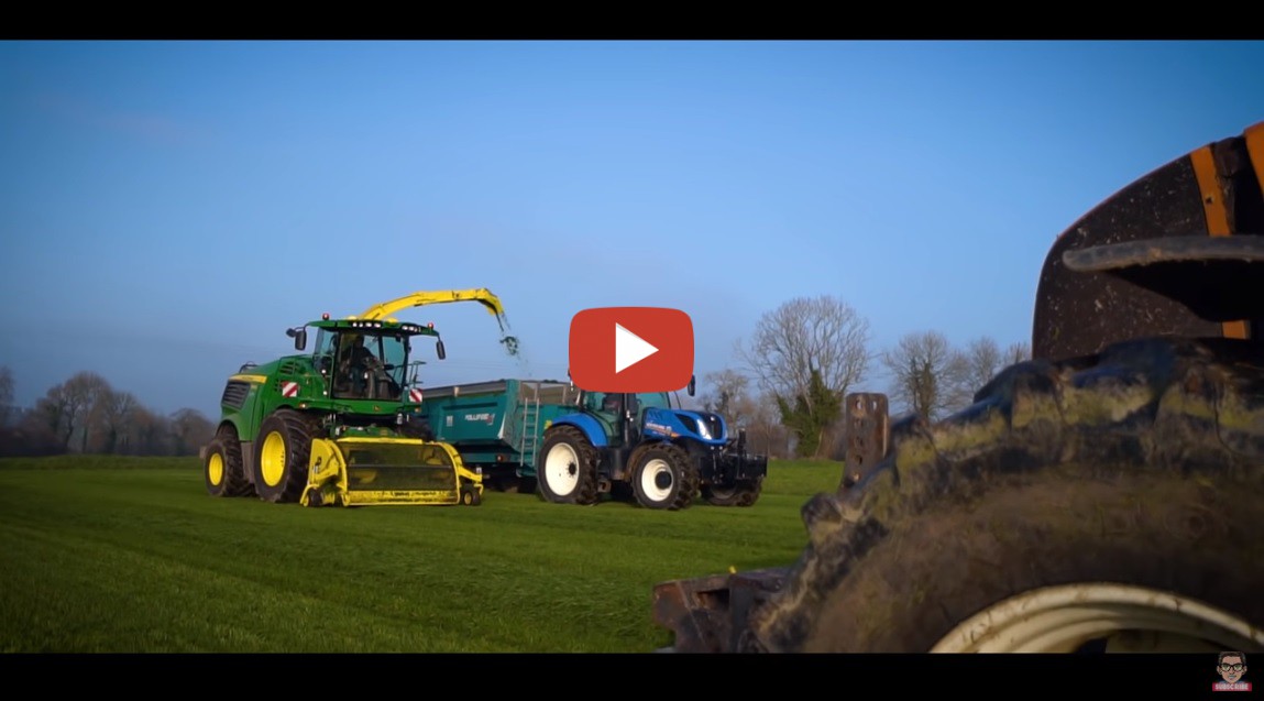 Erste Grassilage 2020 in Frankreich Mit einem John Deere Feldhäcksler