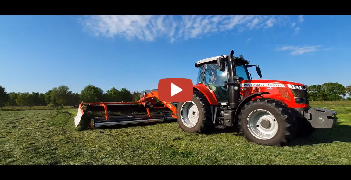 Bandschwader Kuhn Merge Maxx 950 - Gezogen wurde er von einem Massey Ferguson 6712 S.-- trecker_kobi