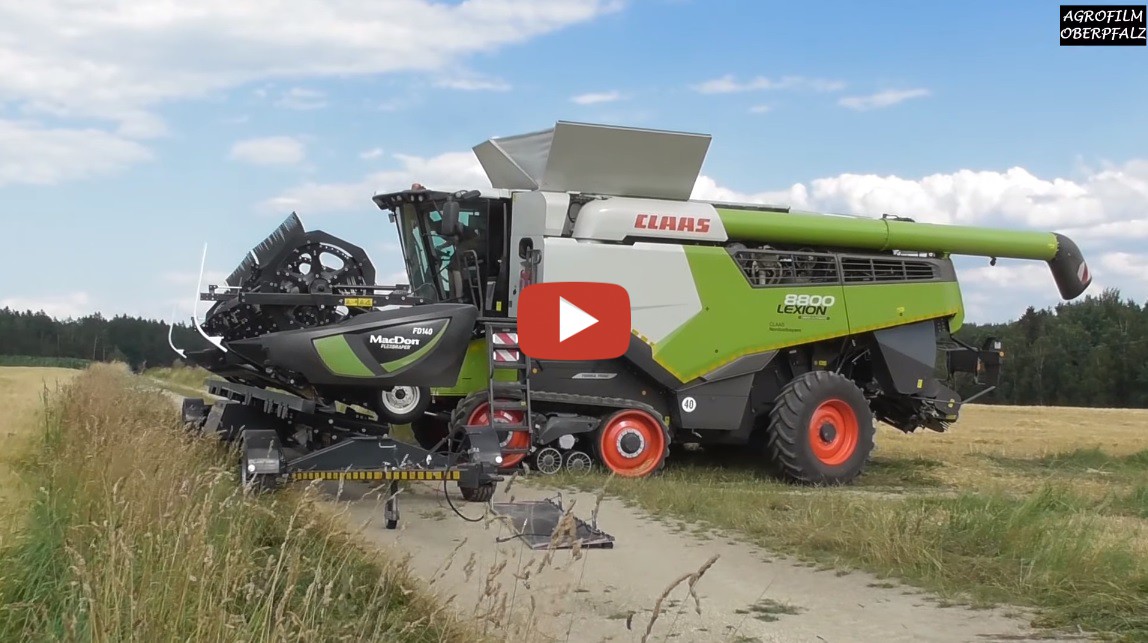 Ein brandneuer Claas Lexion 8800 TT Mähdrescher beim Gerste dreschen ...