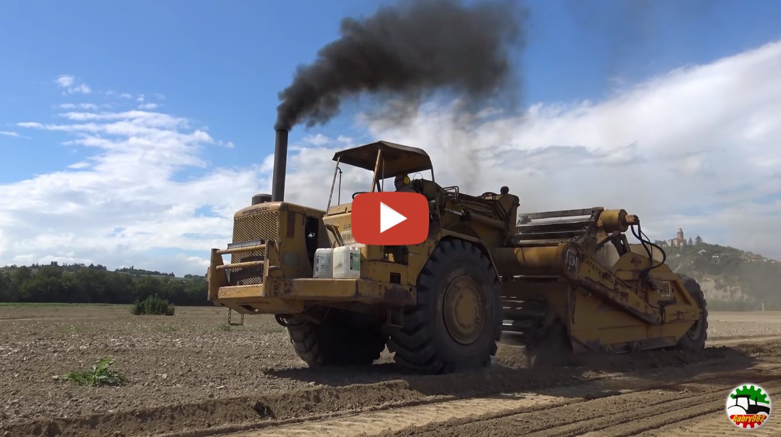 Italien 2020 - Caterpillar J-621 Scraper und ein John Deere 8320 mit ...