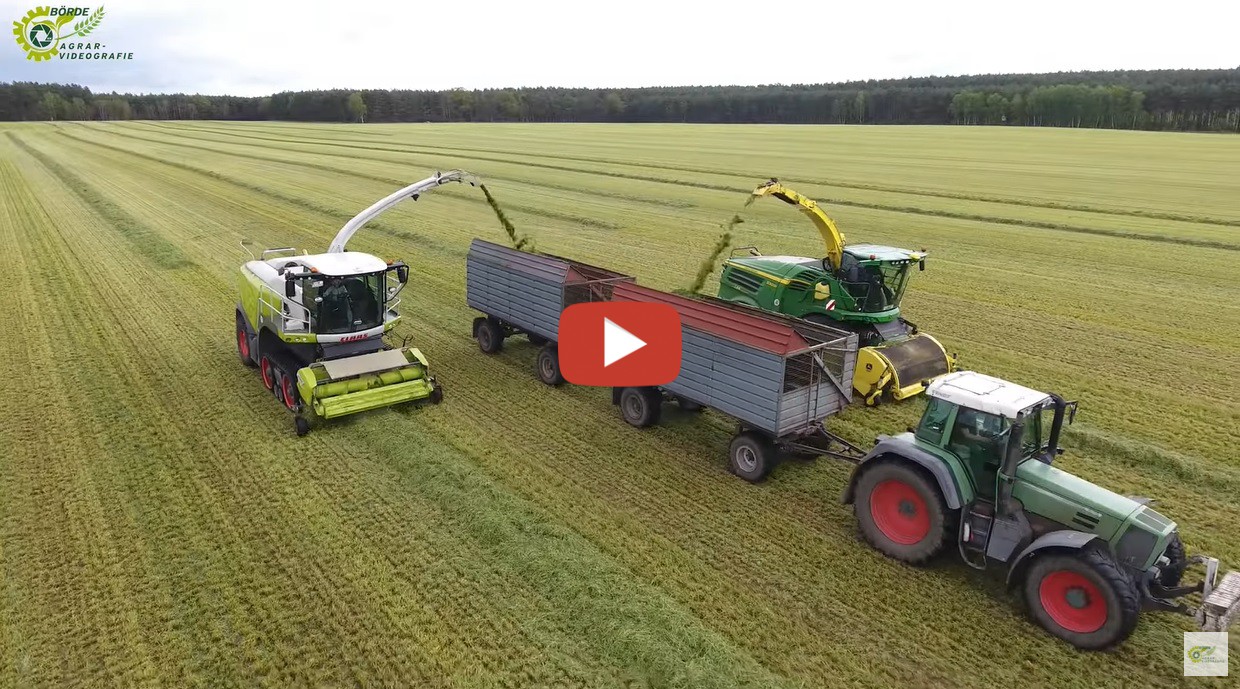1. Schnitt 2021 konnte ich dieses beeindruckende Häckslerduett filmen. Mit dabei war ein Claas ...
