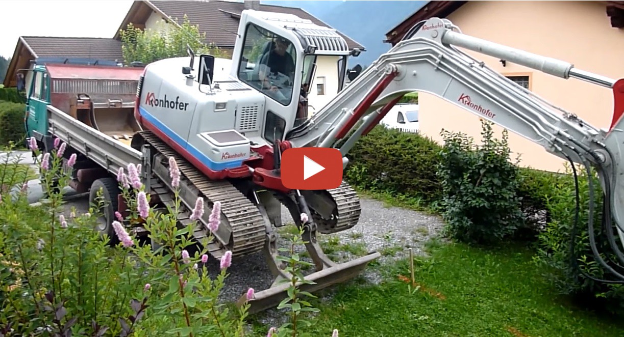 Abladen eines Baggers ohne Rampe von einem LKW in Kötschach ...