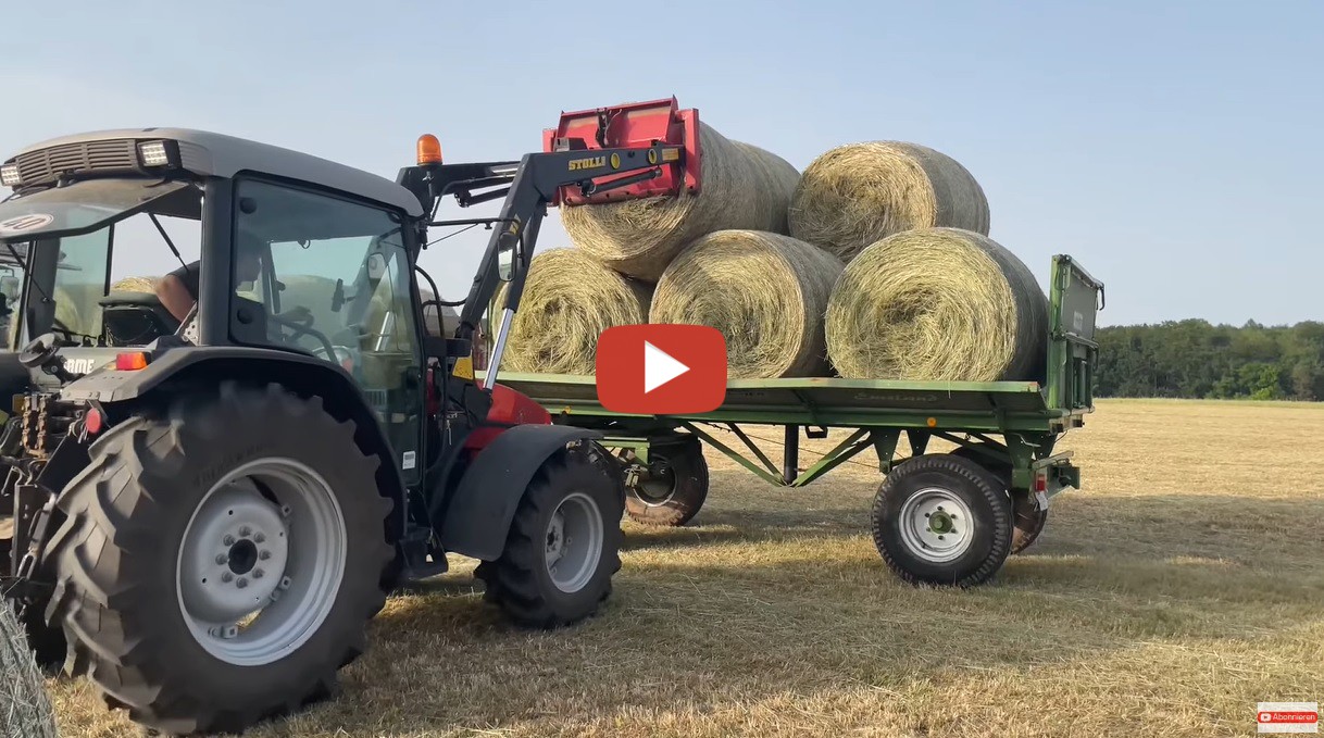 2022 Ballen Pressen und abtransportieren . Ballen Pressen mit IHC 844XL ...