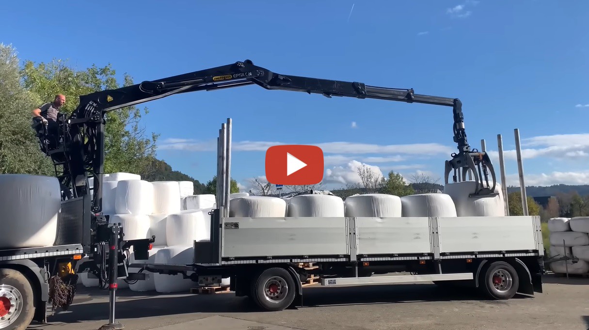 Geri Wicki 2022 Mais-Ballentransport im Berggebiet mit Volvo FH 540 und ...