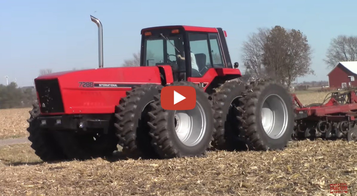 Grubbern mit einem INTERNATIONAL 7288 STS Traktor..Illinois USA ...