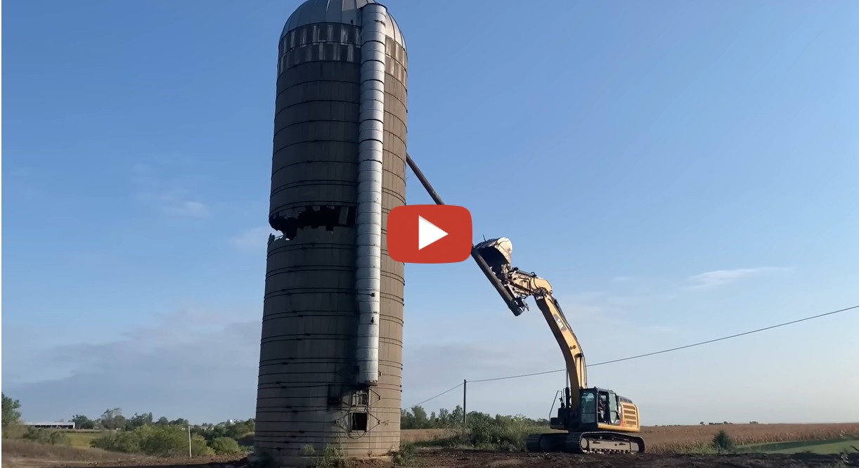 Wir werden ein Silo mit einem CAT 336E-Kran abreißen.