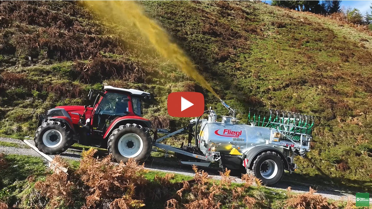 agropictures -- Gülle fahren am Hang - Lindner Lintrac mit Fliegl Schleppschuh Güllefass ...