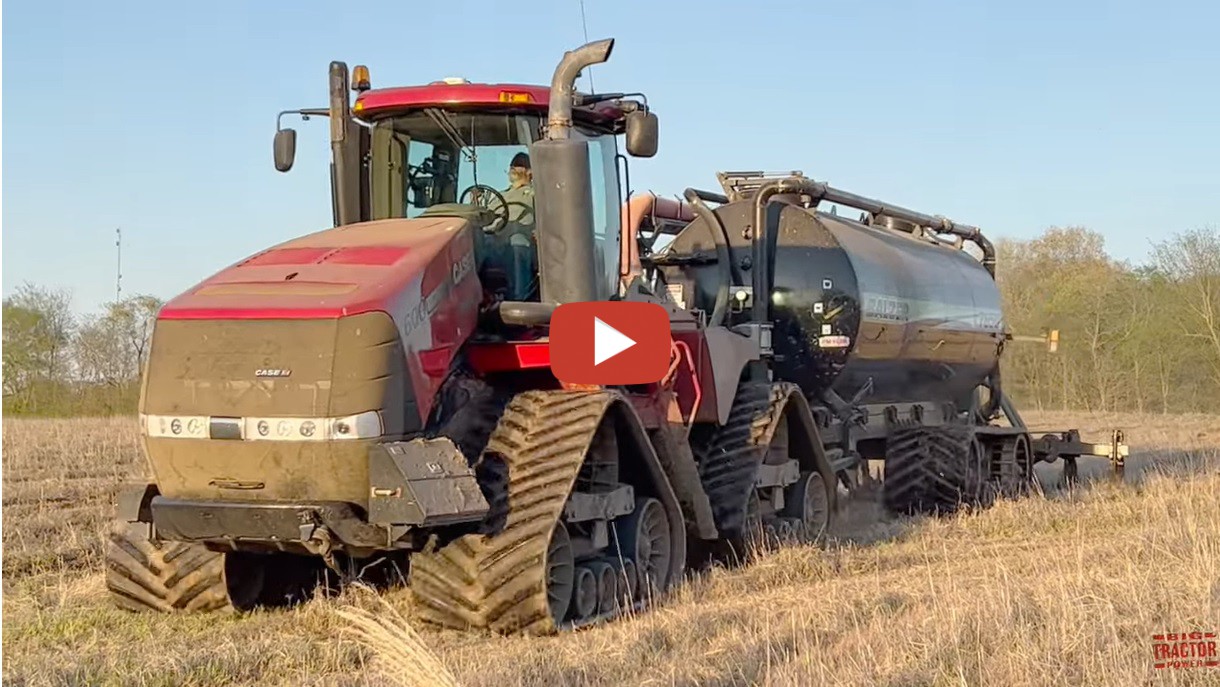 USA 2023 Ein CASE IH 600 Quadtrac-Traktor mit 600 PS, der Gülle mit ...