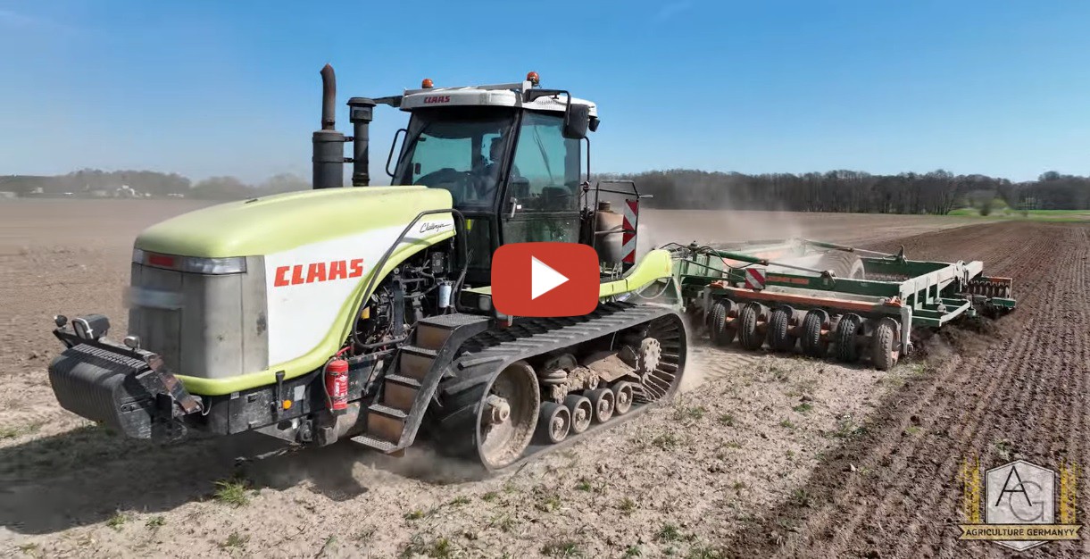 Eine Claas Challenger E95 mit einem Amazone Centauer 7501 bei der ...