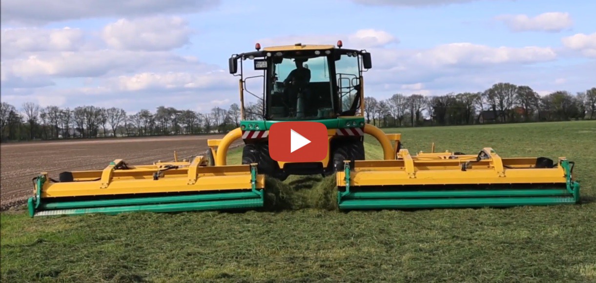 Ploeger CM 4240 bei der Arbeit. Gras Ernte in Bedburg-Hau, NRW ...