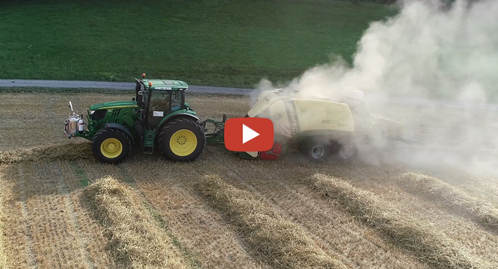 feruontour -- Lohnunternehmer P. Schaller mit seiner Krone Multibale ...