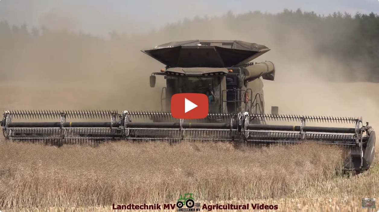 Getreideernte mit zwei Claas Lexion 780TT und einem neuen Fendt 10T als ...