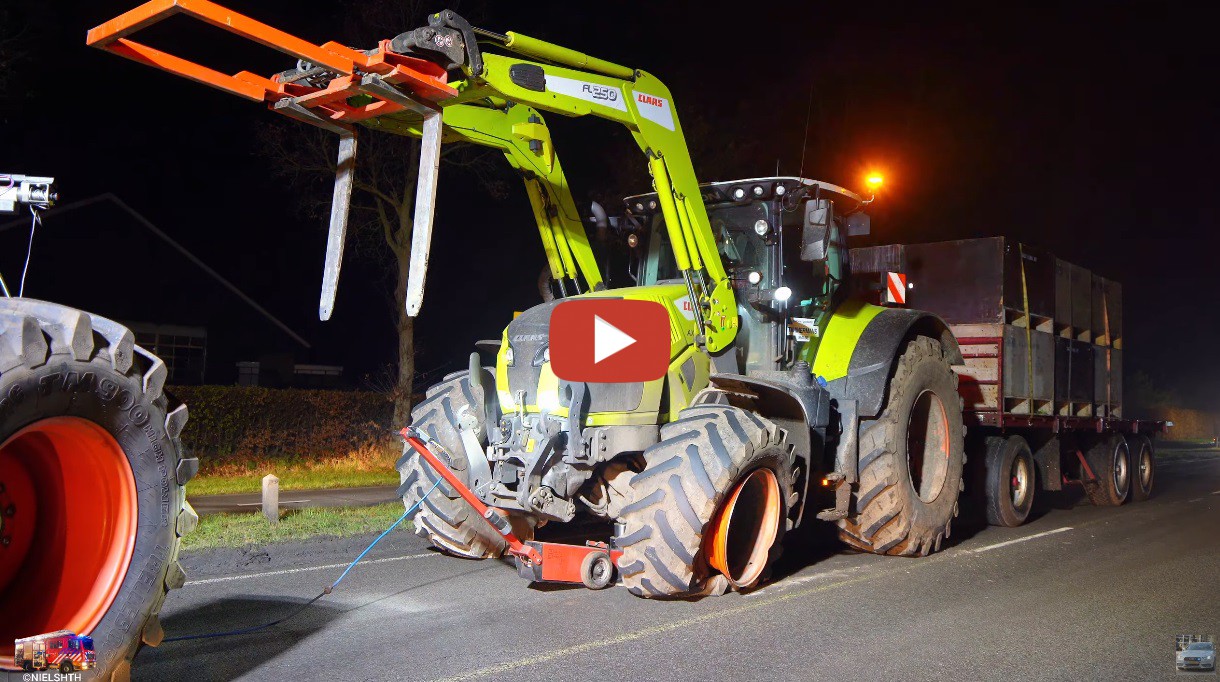 Frontalzusammenstoß zwischen Traktor und Auto Niederlande..