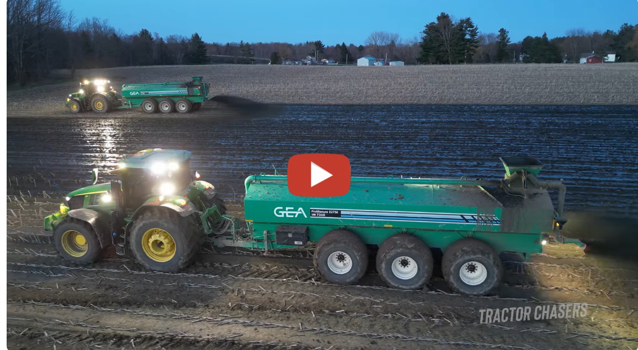3 John Deere 7R-Traktoren mit GEA-Gülletanks verteilen Gülle im US ...