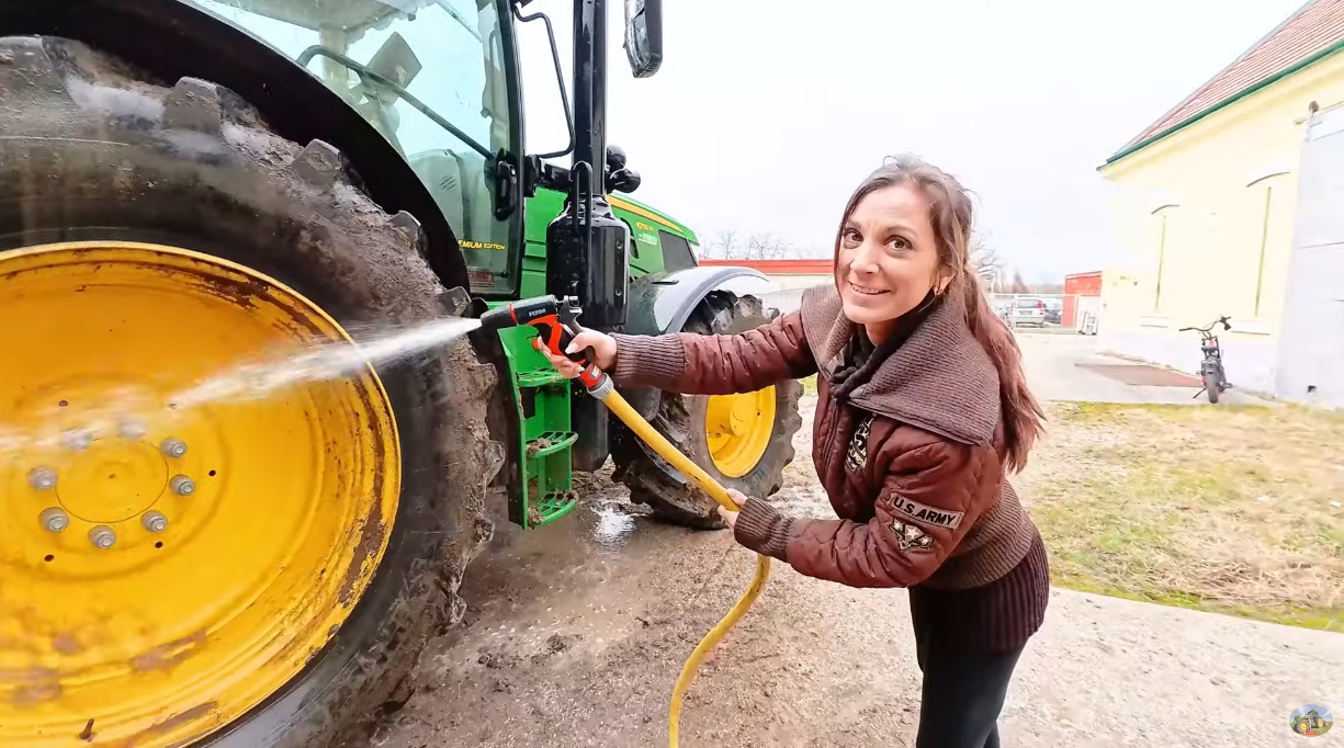 Angela Steiner -- Wird der John Deere jemals wieder sauber - so nicht ...