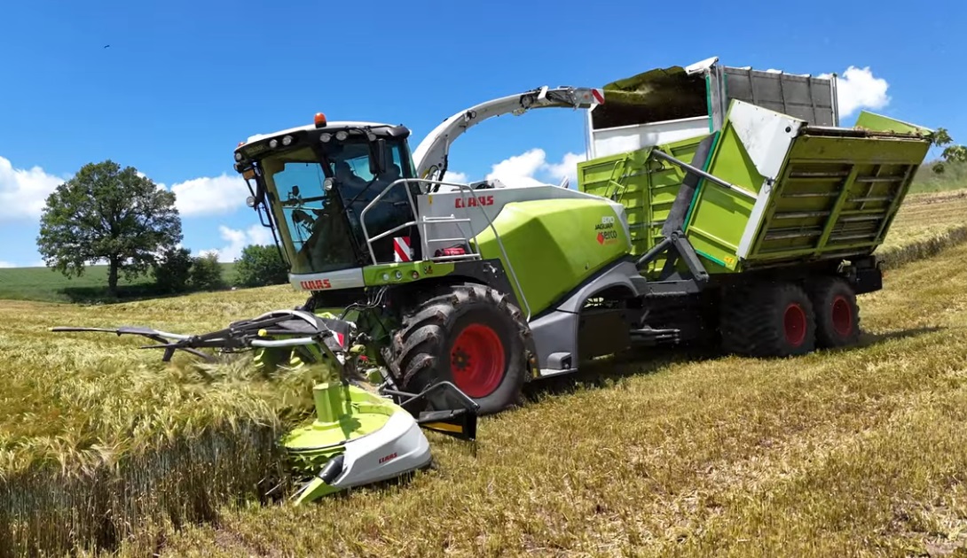 feruontour -- Lohnunternehmer Müller mit seinem Bunkerhäcksler Claas ...