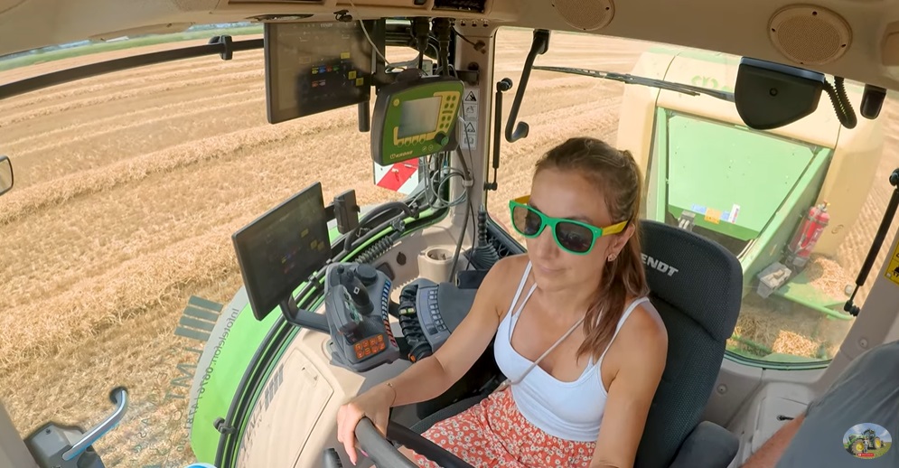 Farmer Girl Angela Steiner Fendt 724 - genug Power für große Strohballen?