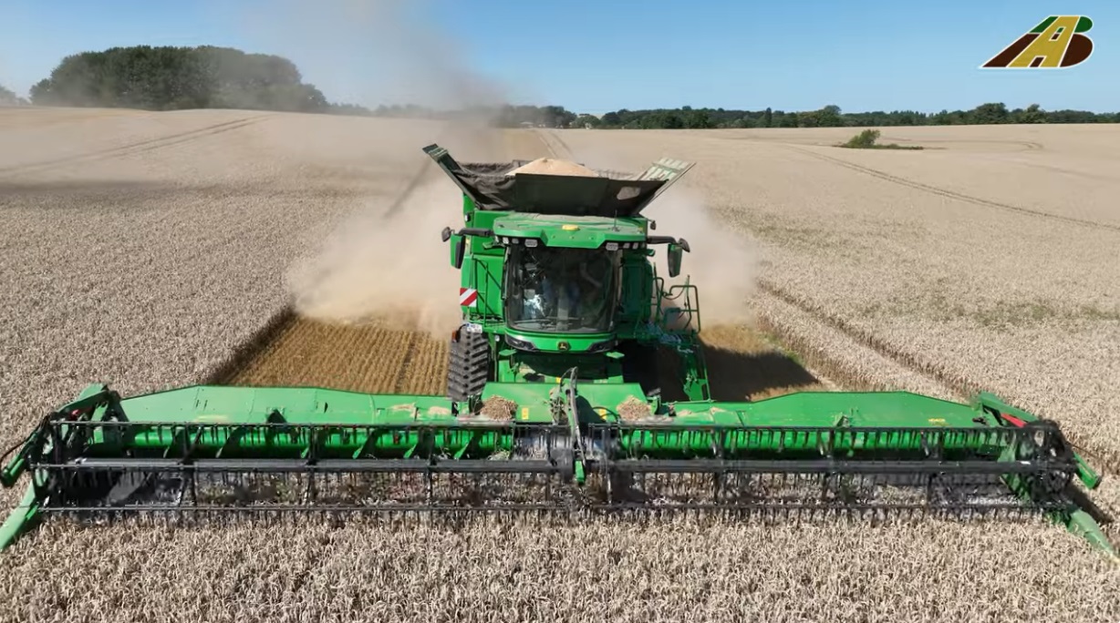 AgrarBlick -- NEUHEIT - John Deere Mähdrescher S7 900 - Einblicke in die Getreideernte der Zukunft.