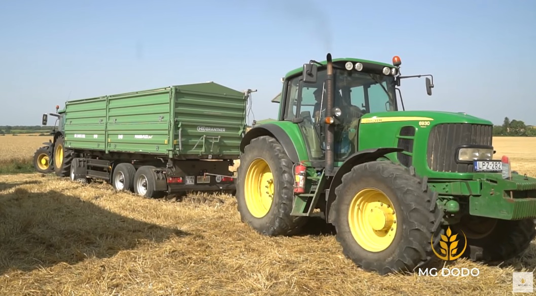 Beim Getreidetransport stecken geblieben – John Deere 6930 und ein John ...