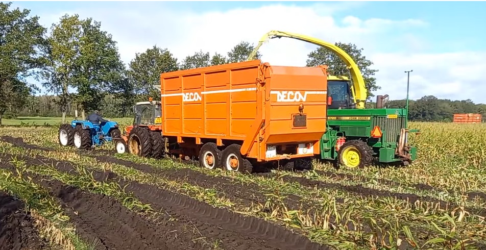 Maisernte in Boekelo im Schlamm 2024 – Die angetriebenen Achsen unter ...