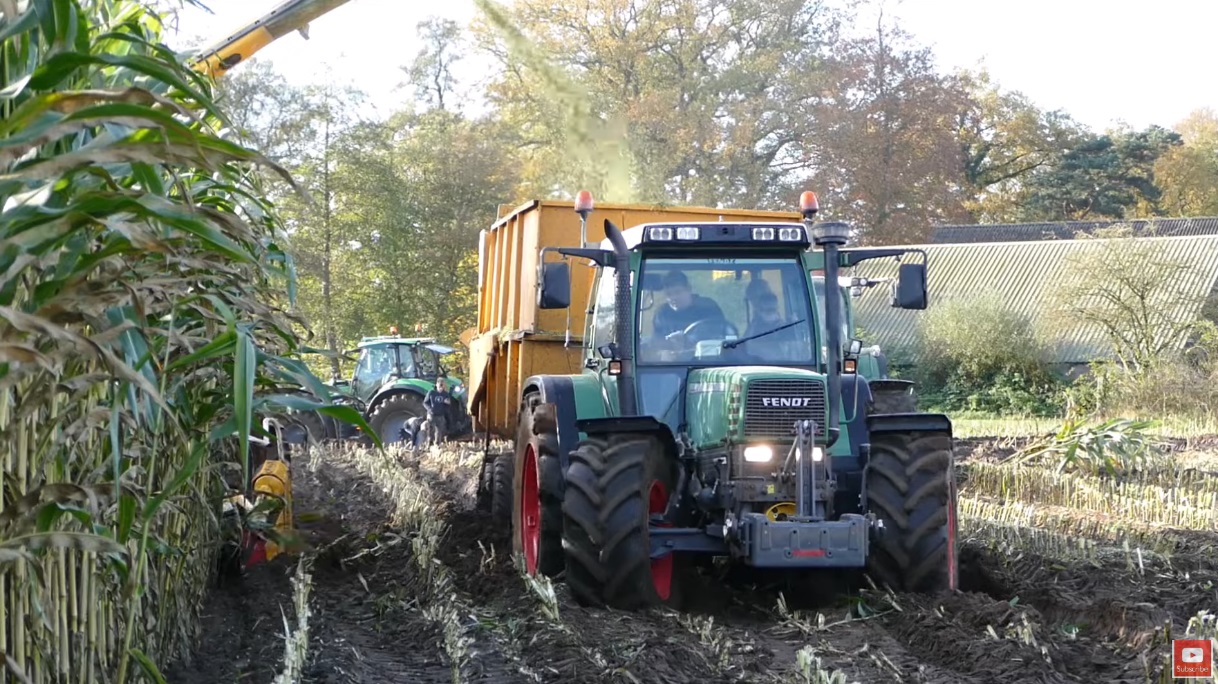 Niederlande . Maisernte im Schlamm. New Holland FX50. Fendt und Deutz ...