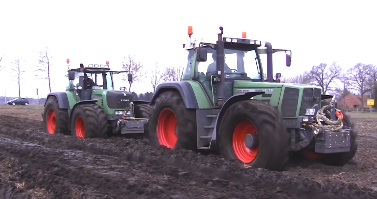 Fendt 920 Vario und Fendt 916 Favorit Traktoren arbeiten im Schlamm ...