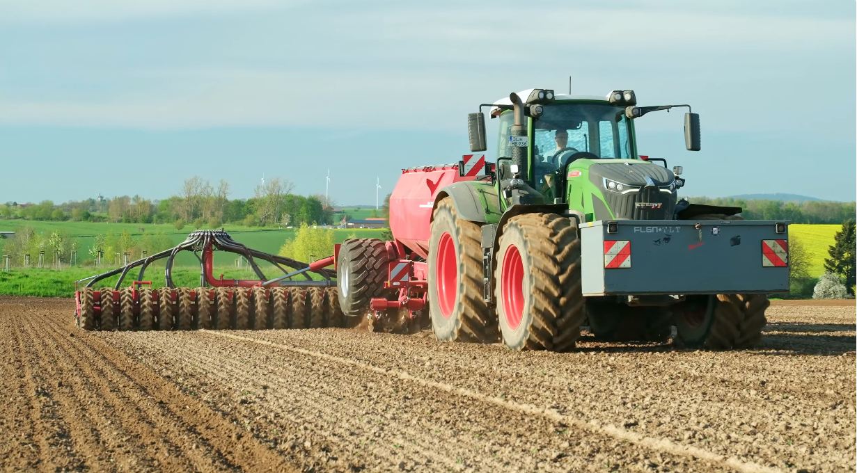 Eine 12 Meter breite Horsch Serto 12 SC mit einem Fendt 936 bei der ...