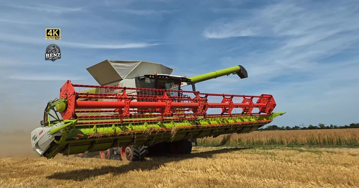 Nagelneuer Claas Mähdrescher Lexion 8700 mit Cemos Automatic und 10,80 m Tisch beim dreschen von ...