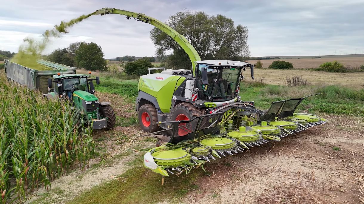 Ein neuer Claas Jaguar 1200 mit einem 14 reihigen Claas Orbis ...